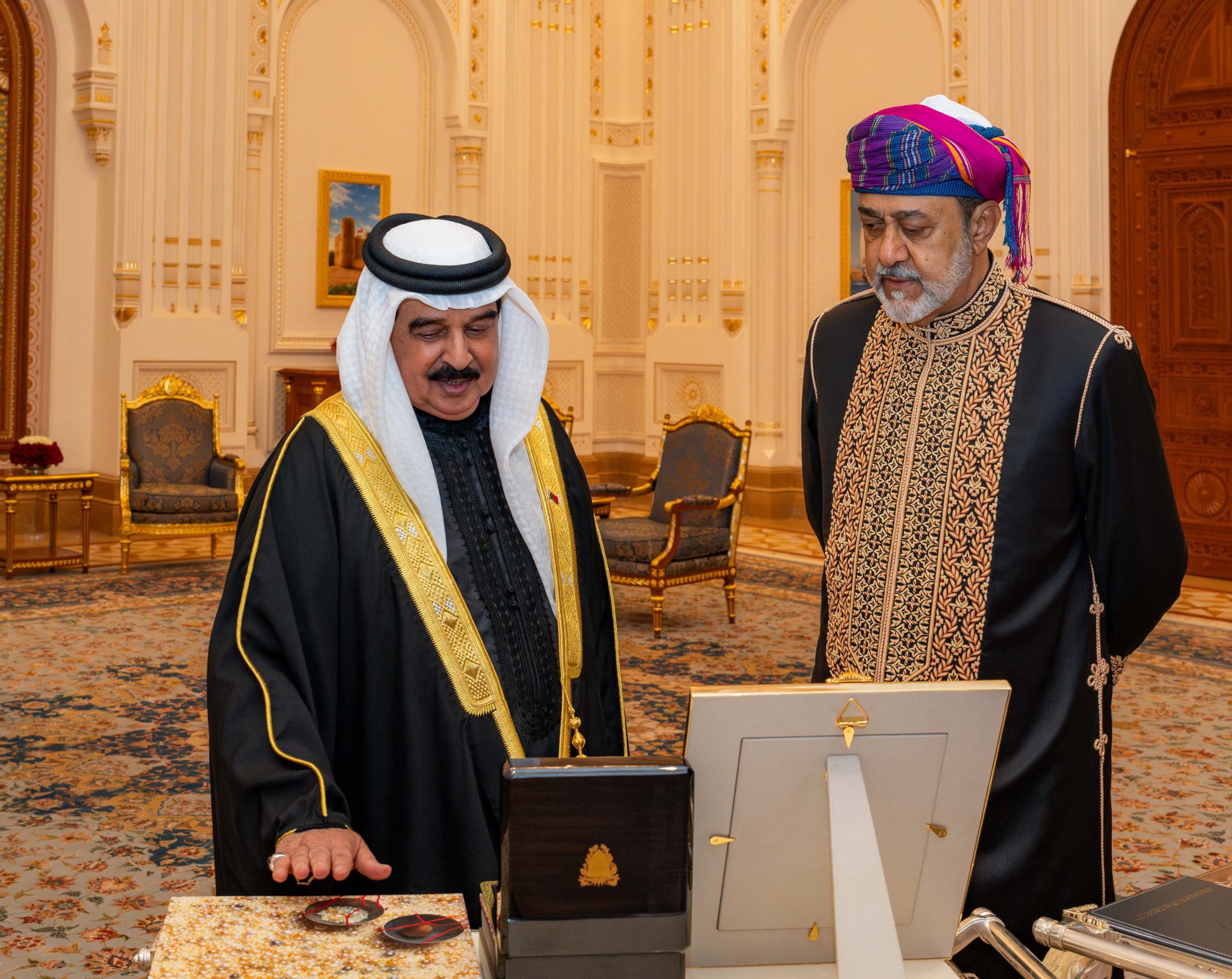 جلالة السُّلطان المُعظّم وأخوه جلالة ملك البحرين يعقدان لقاءً أخويًّا ...